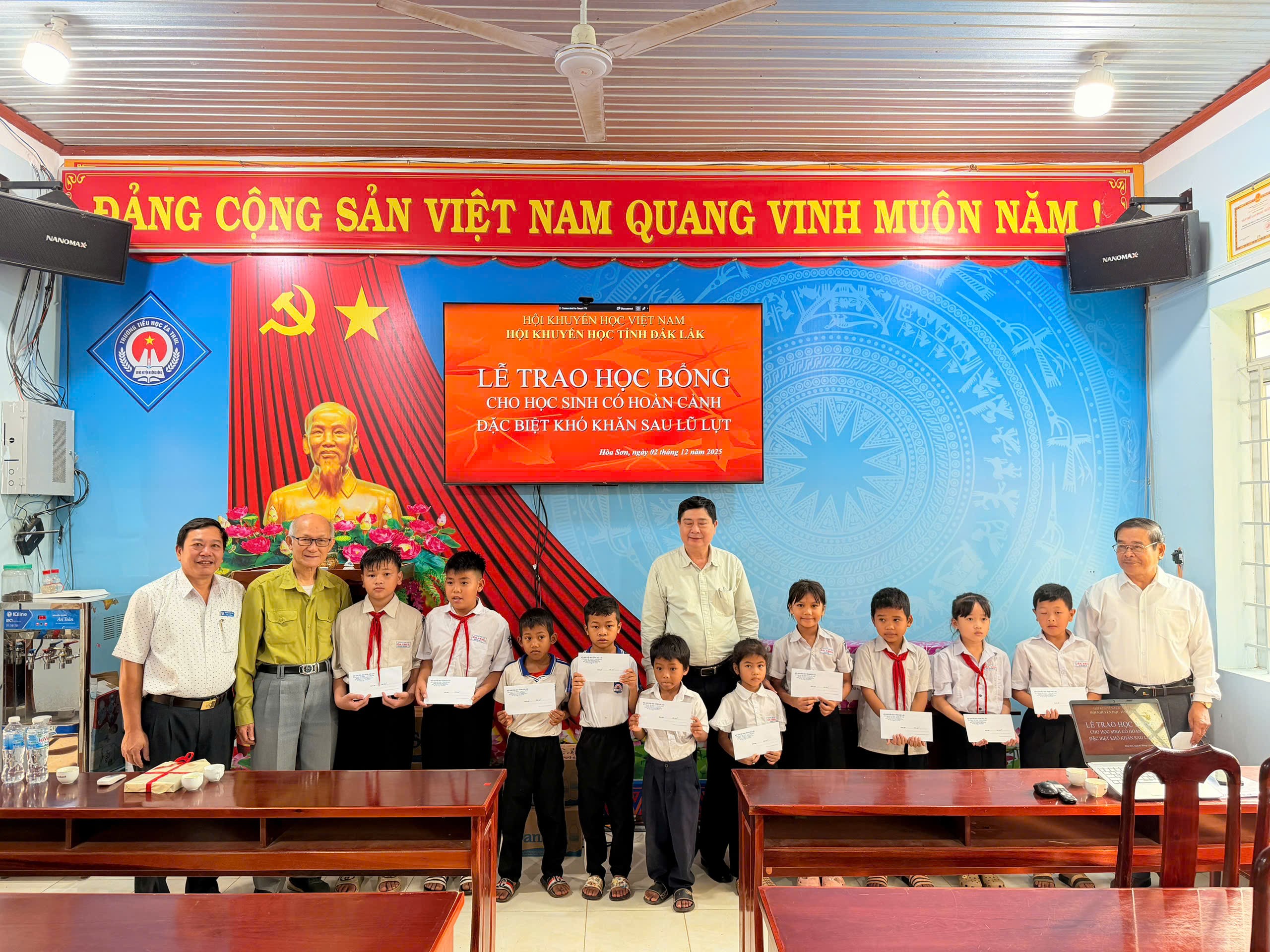 ĐẾN VỚI HỌC SINH VÀ NHÀ TRƯỜNG VỪA ĐI QUA LŨ DỮ
